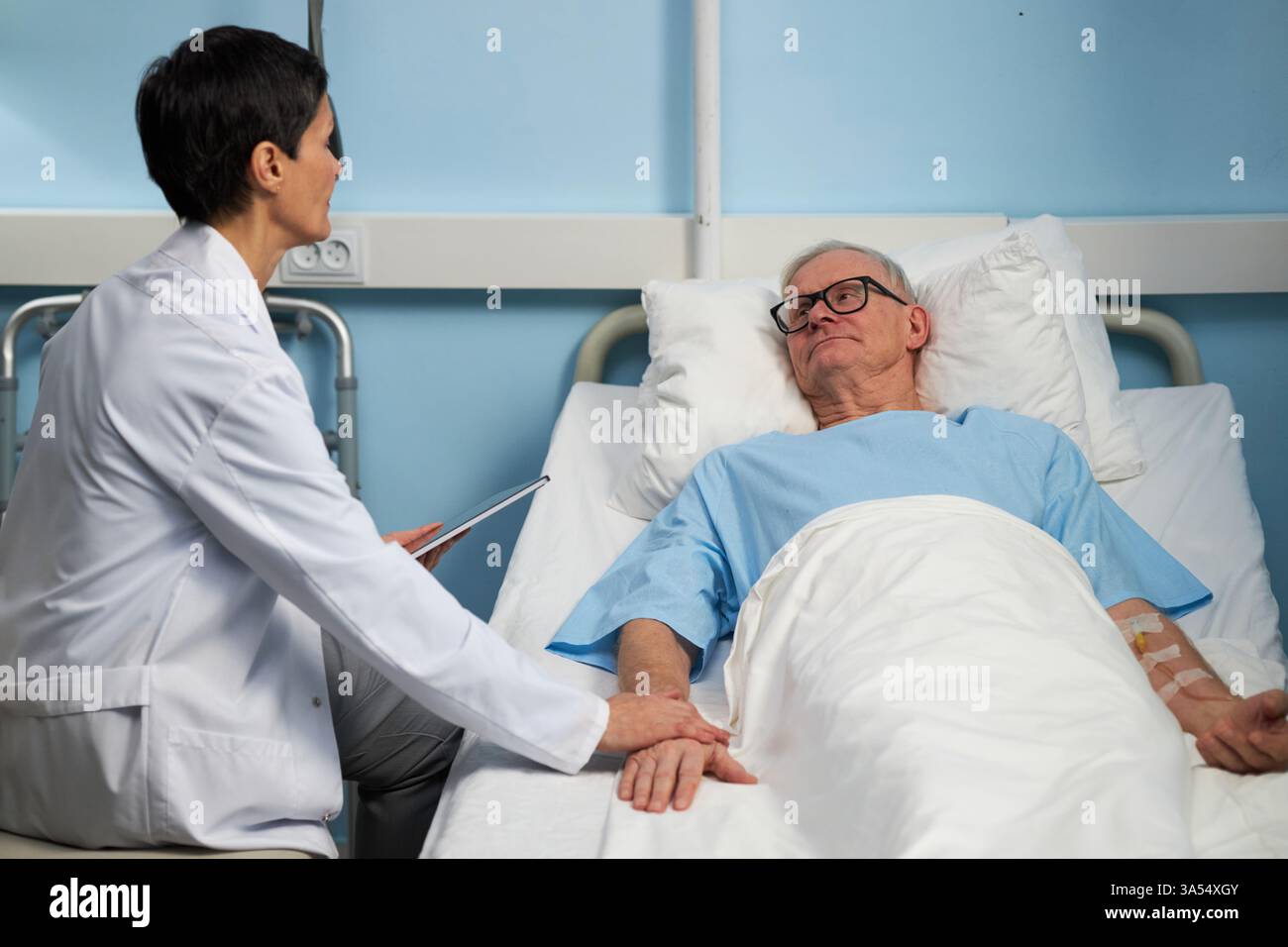 Nurse providing medication elderly hi-res stock photography and images ...