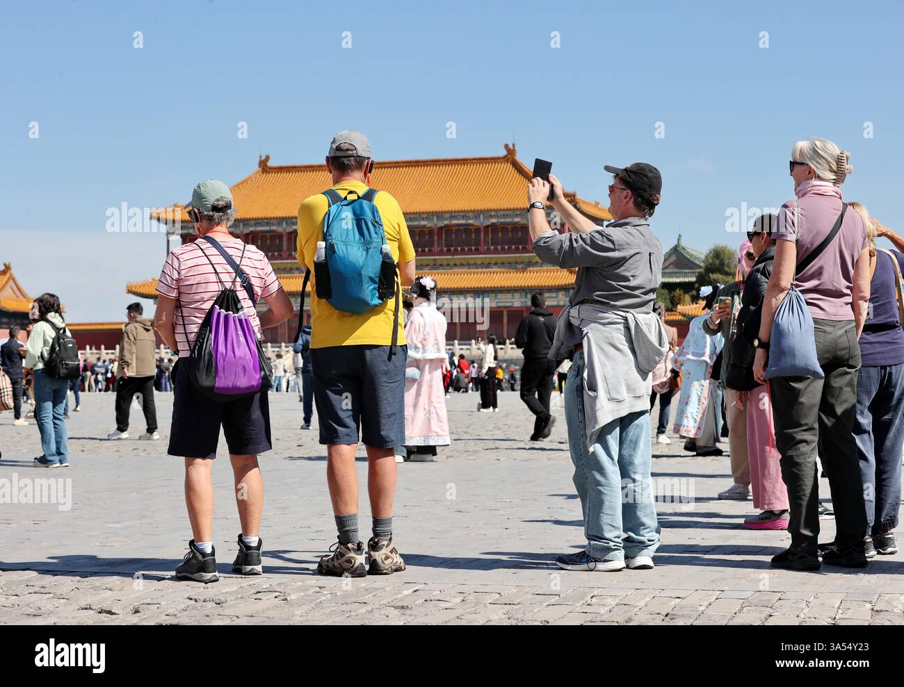 Foreign tourists visit the Palace Museum in Beijing, China, 19 March ...