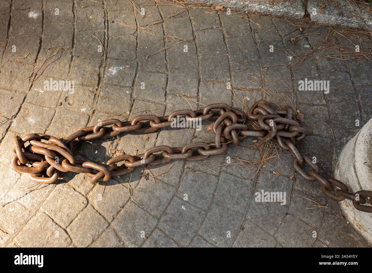 Steel chain links anchor hi-res stock photography and images - Alamy
