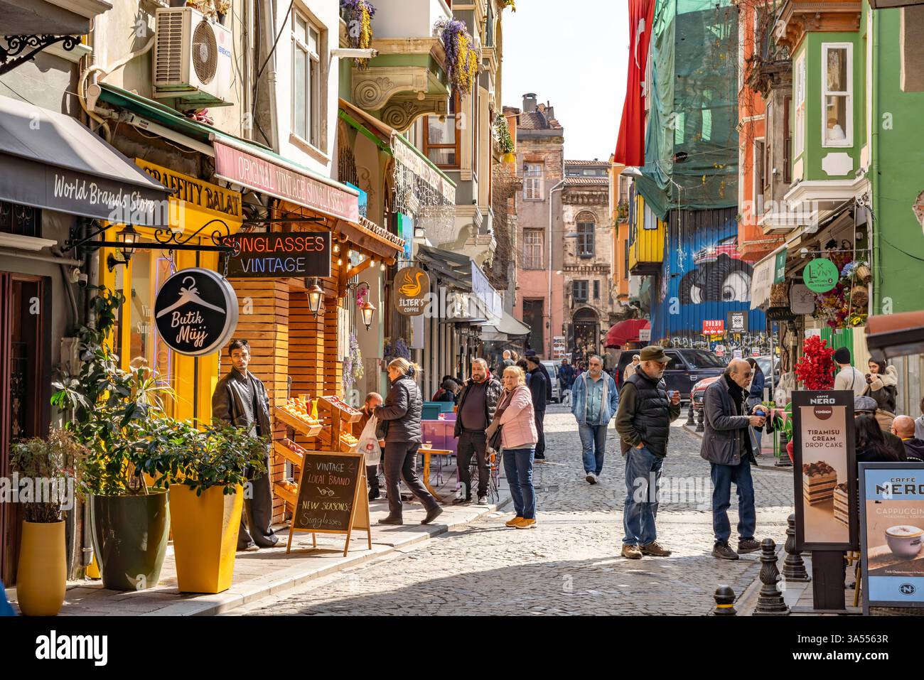 Balat Viertel Istanbul Cafe und Geschäfte im bunten Balat Viertel ...