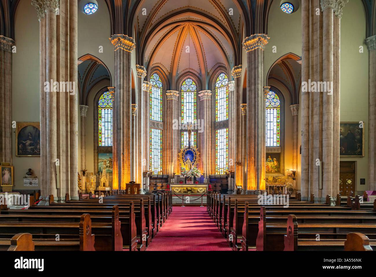 Basilika St. Antonius Innenraum der Basilika St. Antonius Sent Antuan Kilisesi in BeyoÄülu ...