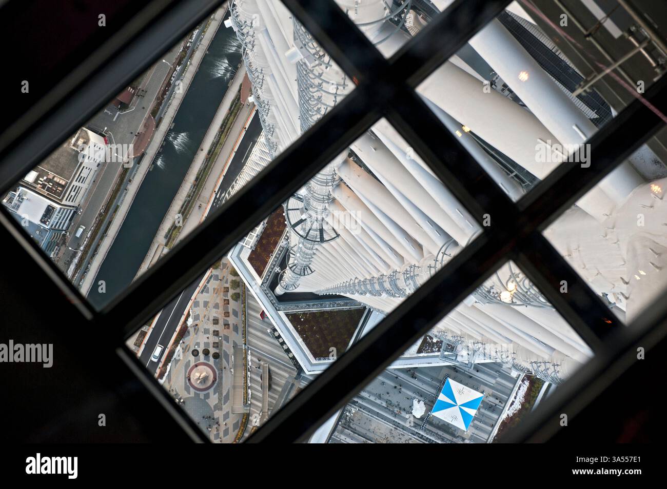 View straight down through a glass floor on the Tembo Deck of the Tokyo ...