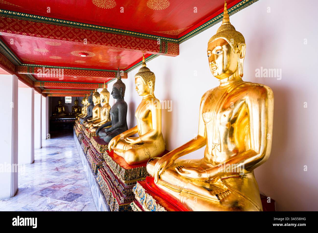 Rows buddha statues in hi-res stock photography and images - Alamy
