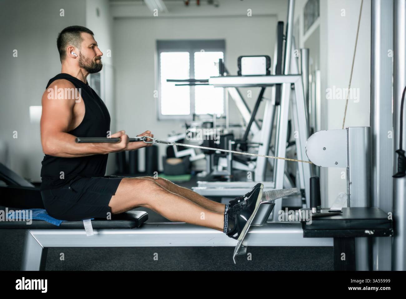 Functional trainer cable machine hi-res stock photography and images ...