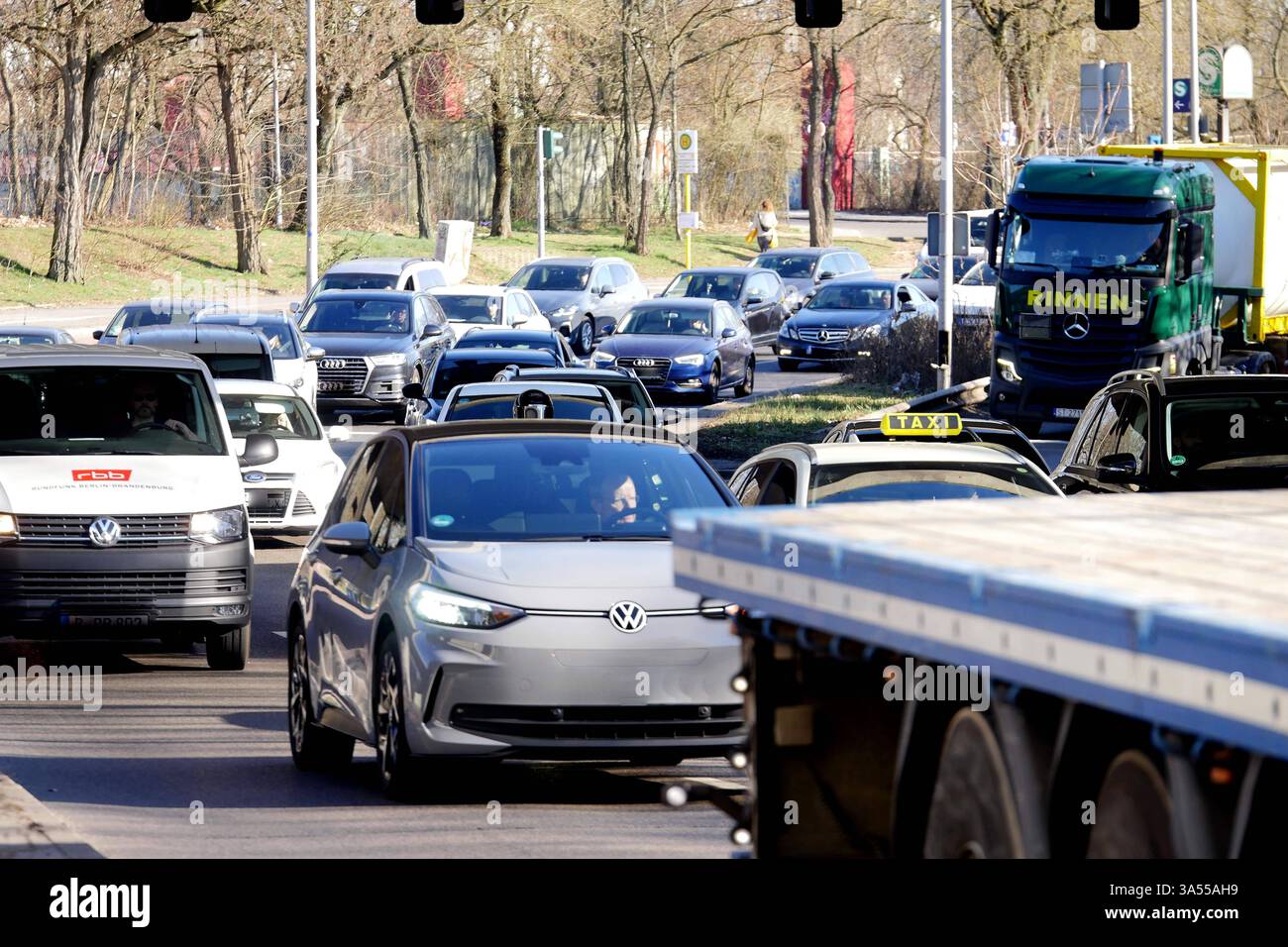 21.03.2025, Berlin - Deutschland. Stau auf der Abfahrt Kaiserdamm nach ...