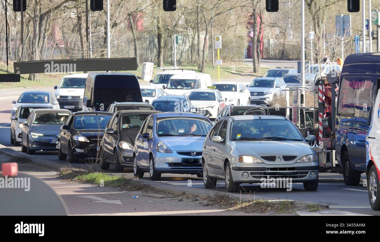 21.03.2025, Berlin - Deutschland. Stau auf der Abfahrt Kaiserdamm nach ...
