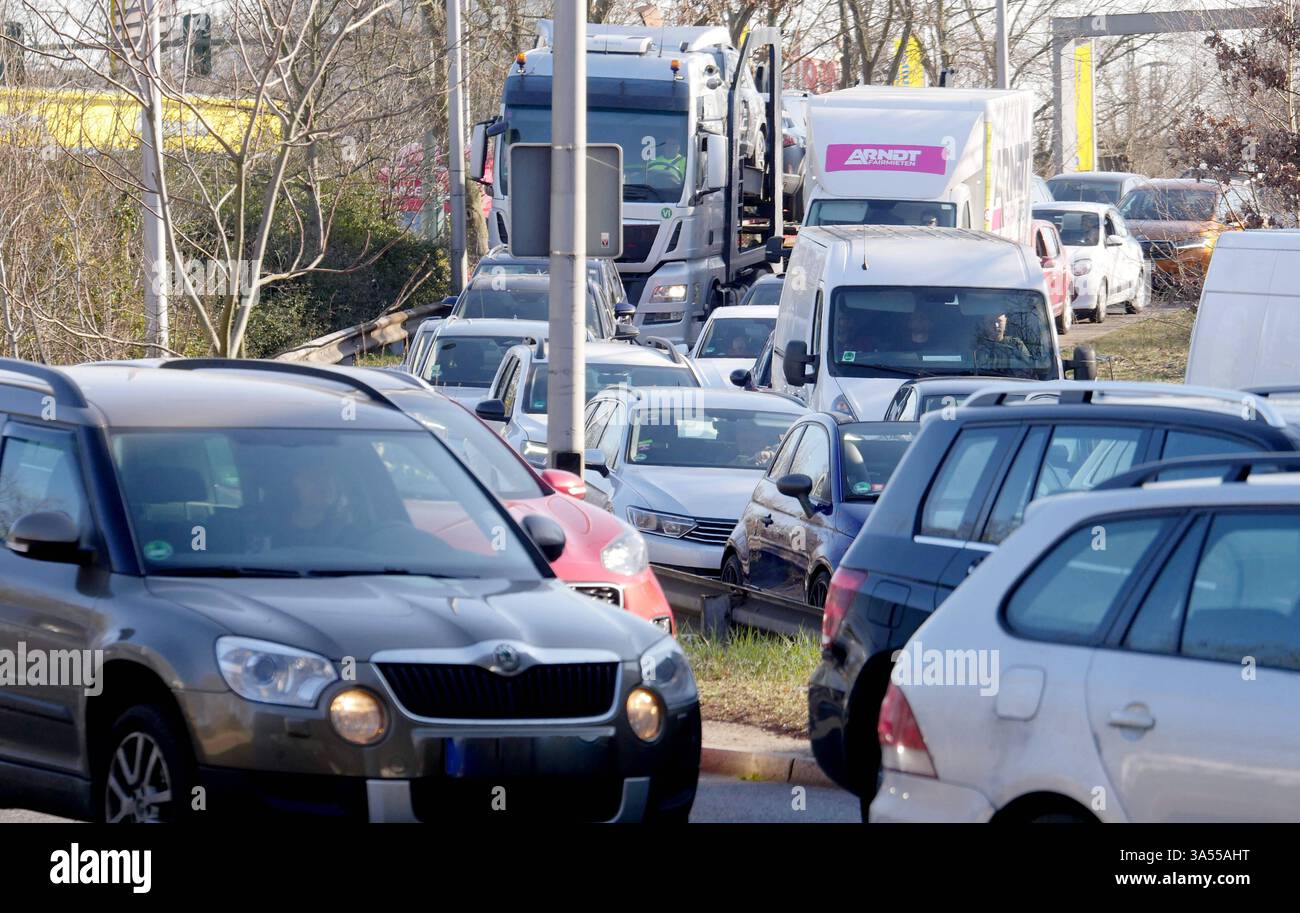 21.03.2025, Berlin - Deutschland. Stau auf der Abfahrt Kaiserdamm nach ...
