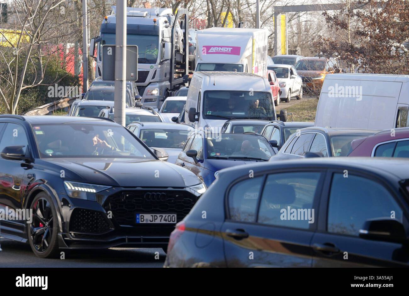 21.03.2025, Berlin - Deutschland. Stau auf der Abfahrt Kaiserdamm nach ...
