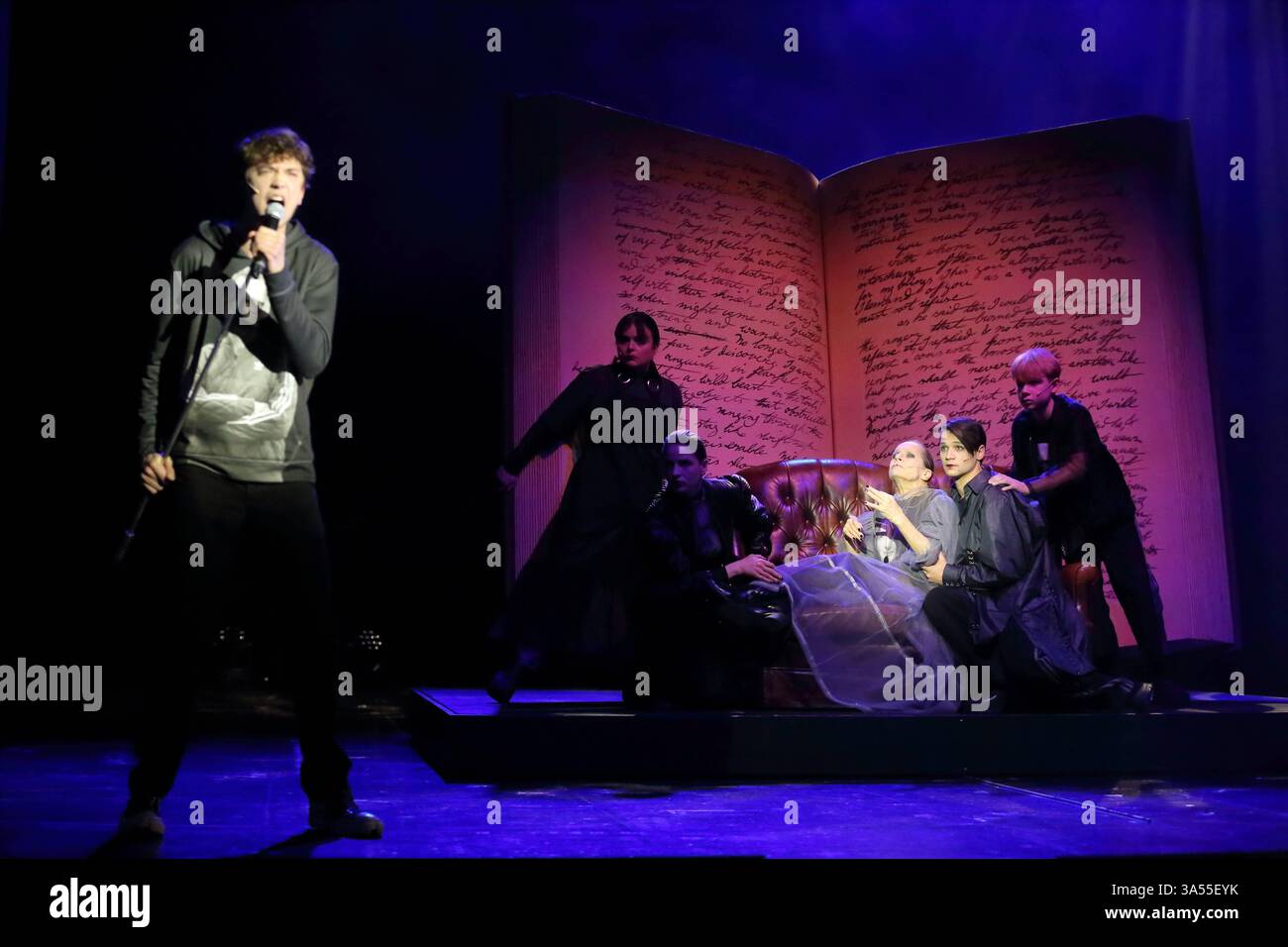 Marc Benner, Nairi Hadodo, Hannah Müller, Kate Strong, Doga Gürer und ...