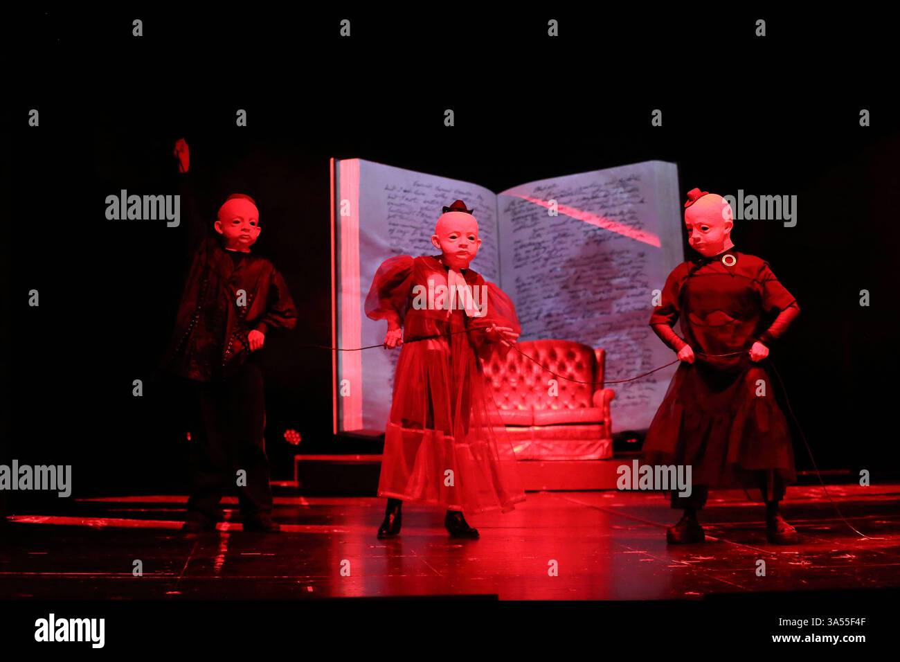 Ensemble während der Fotoprobe für das Stück Frankenstein im Maxim Gorki Theater in Berlin, 20 ...