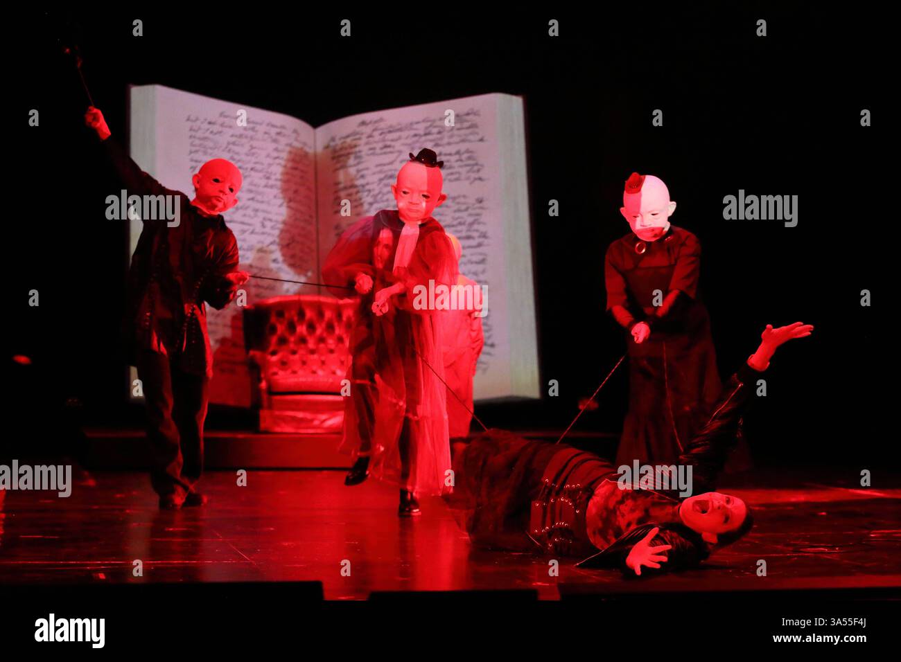 Hannah Müller und Ensemble während der Fotoprobe für das Stück Frankenstein im Maxim Gorki ...