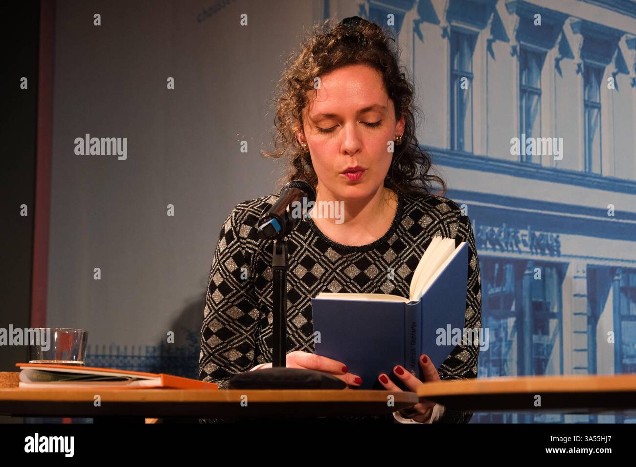 Thea Mantwill, Künstlerin und Autorin, liest im Brecht-Haus in Berlin ...