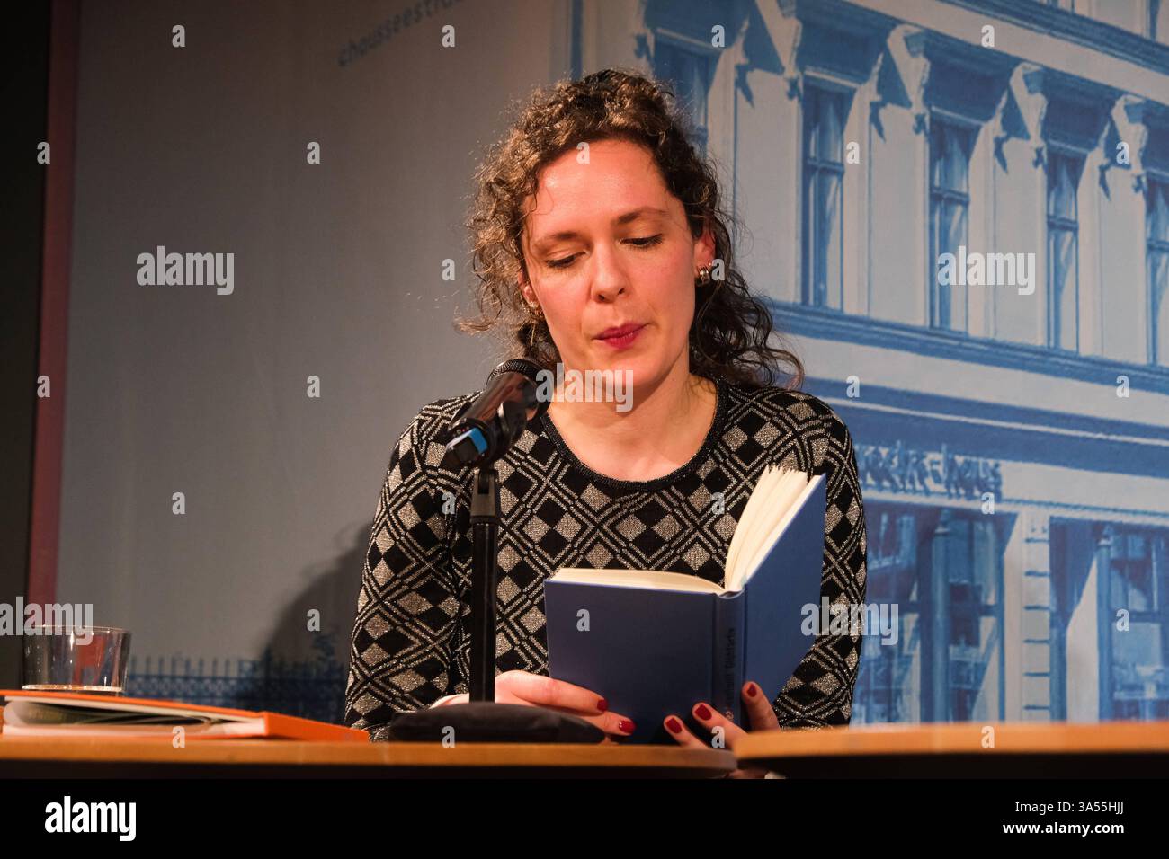 Thea Mantwill, Künstlerin und Autorin, liest im Brecht-Haus in Berlin ...