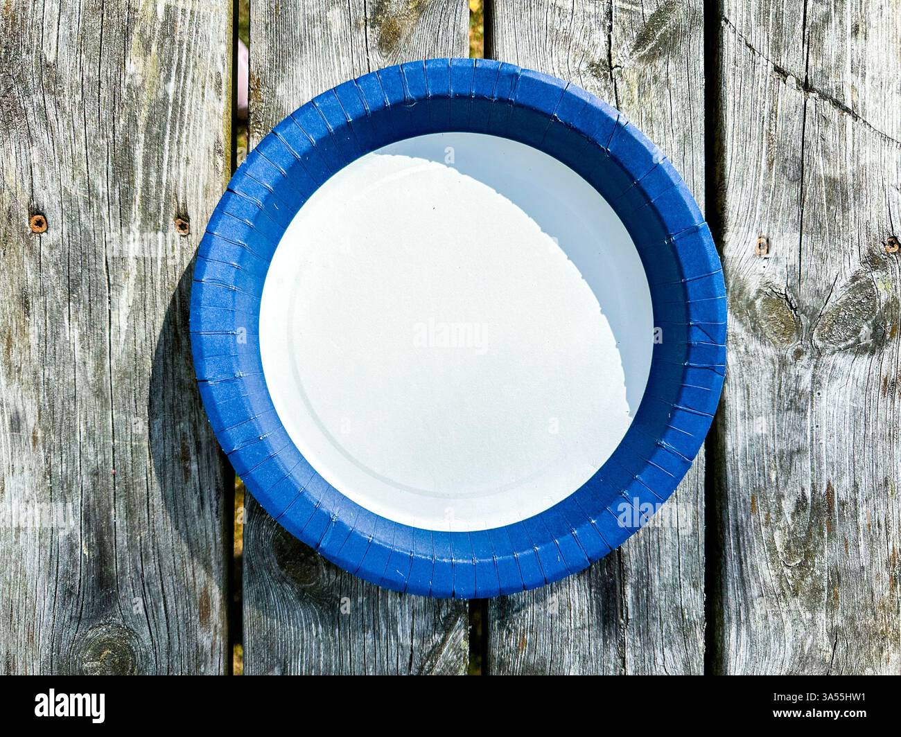 Empty Plate Top View Isolated on wooden Background Stock Photo - Alamy