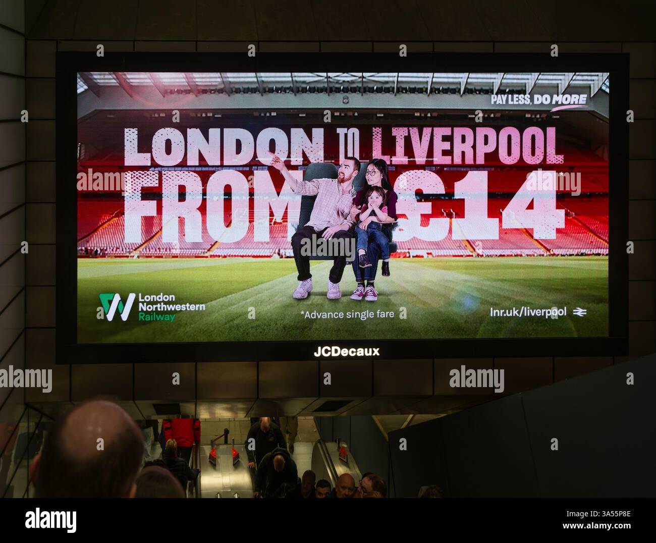 JCDecaux electronic advertising display hoarding for rail travel in ...