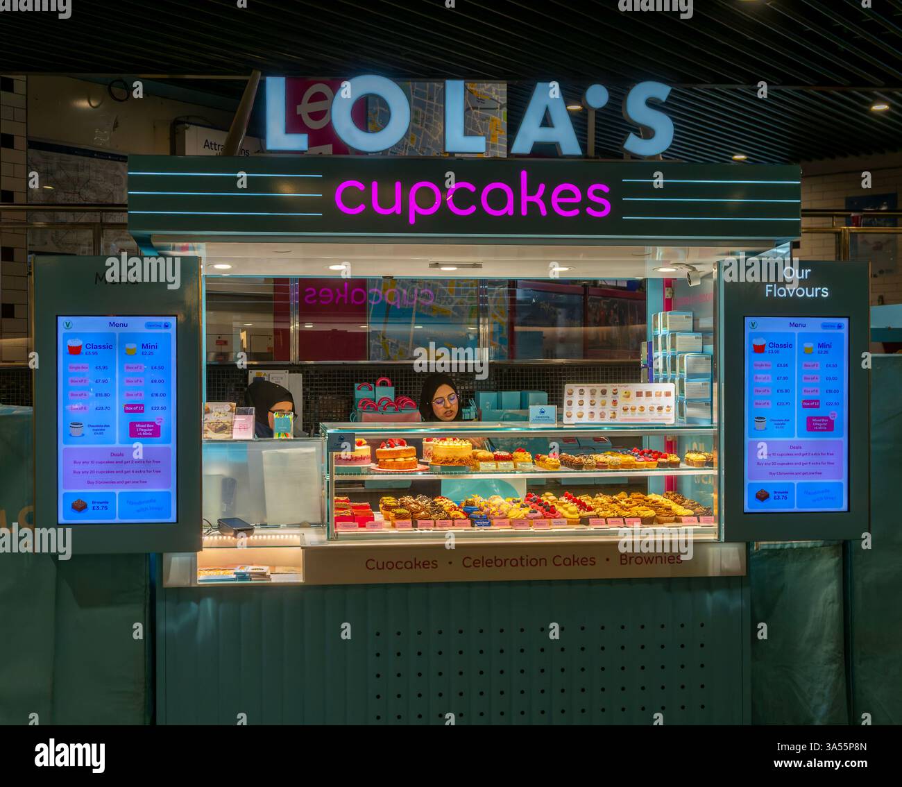 Lola's cupcakes stall at Liverpool Street railway station, London ...