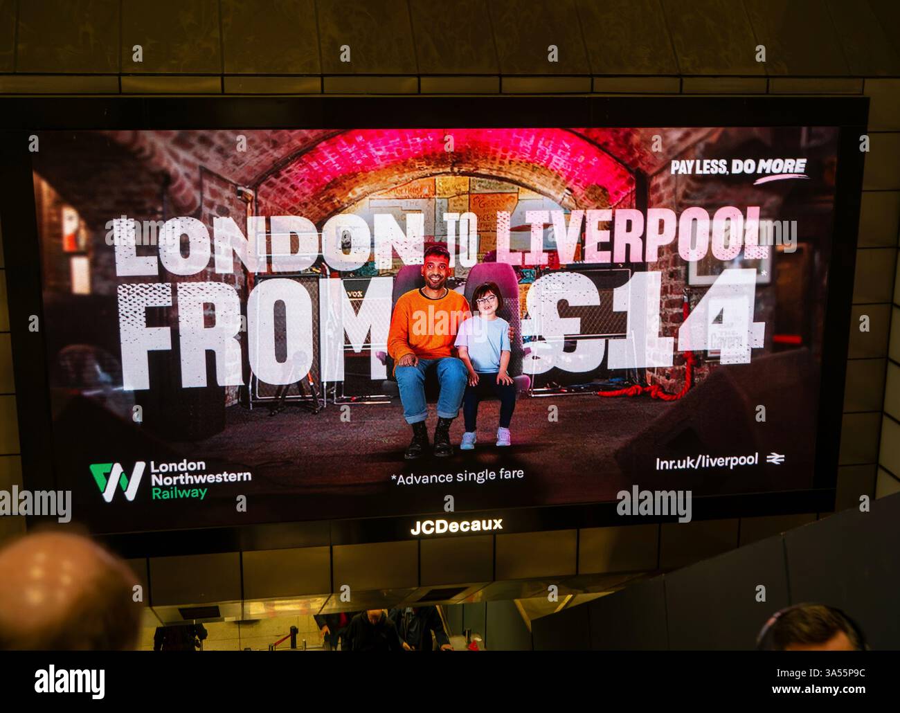 JCDecaux electronic advertising display hoarding for rail travel in ...
