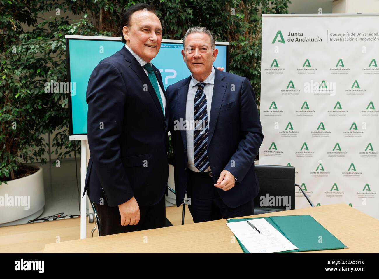 The mayoress of Granada, Marifrán Carazo, during the signing of a ...