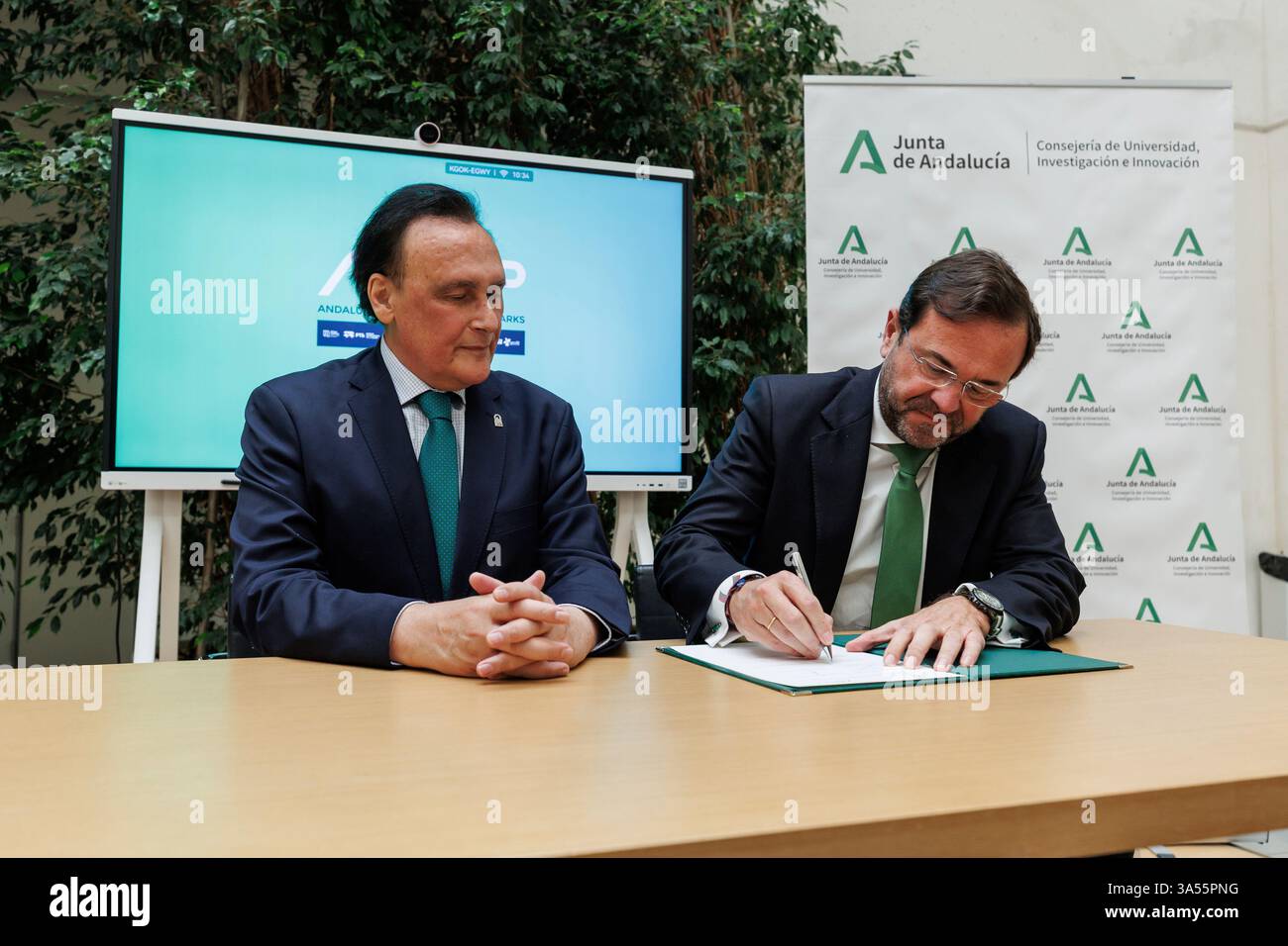 The mayoress of Granada, Marifrán Carazo, during the signing of a ...