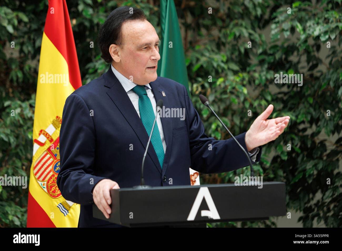 The mayoress of Granada, Marifrán Carazo, during the signing of a ...