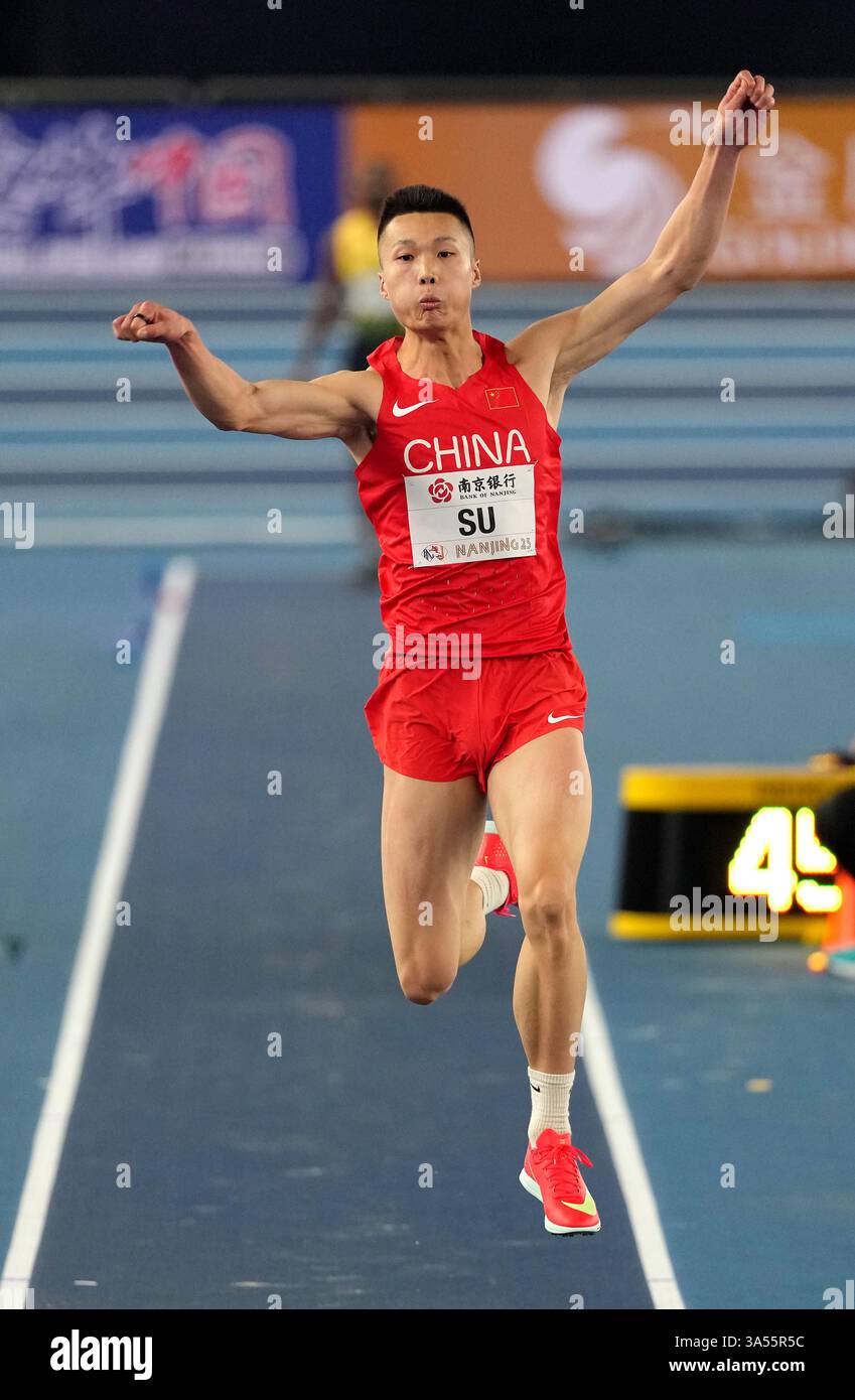 (250321) -- NANJING, March 21, 2025 (Xinhua) -- Su Wen of China ...