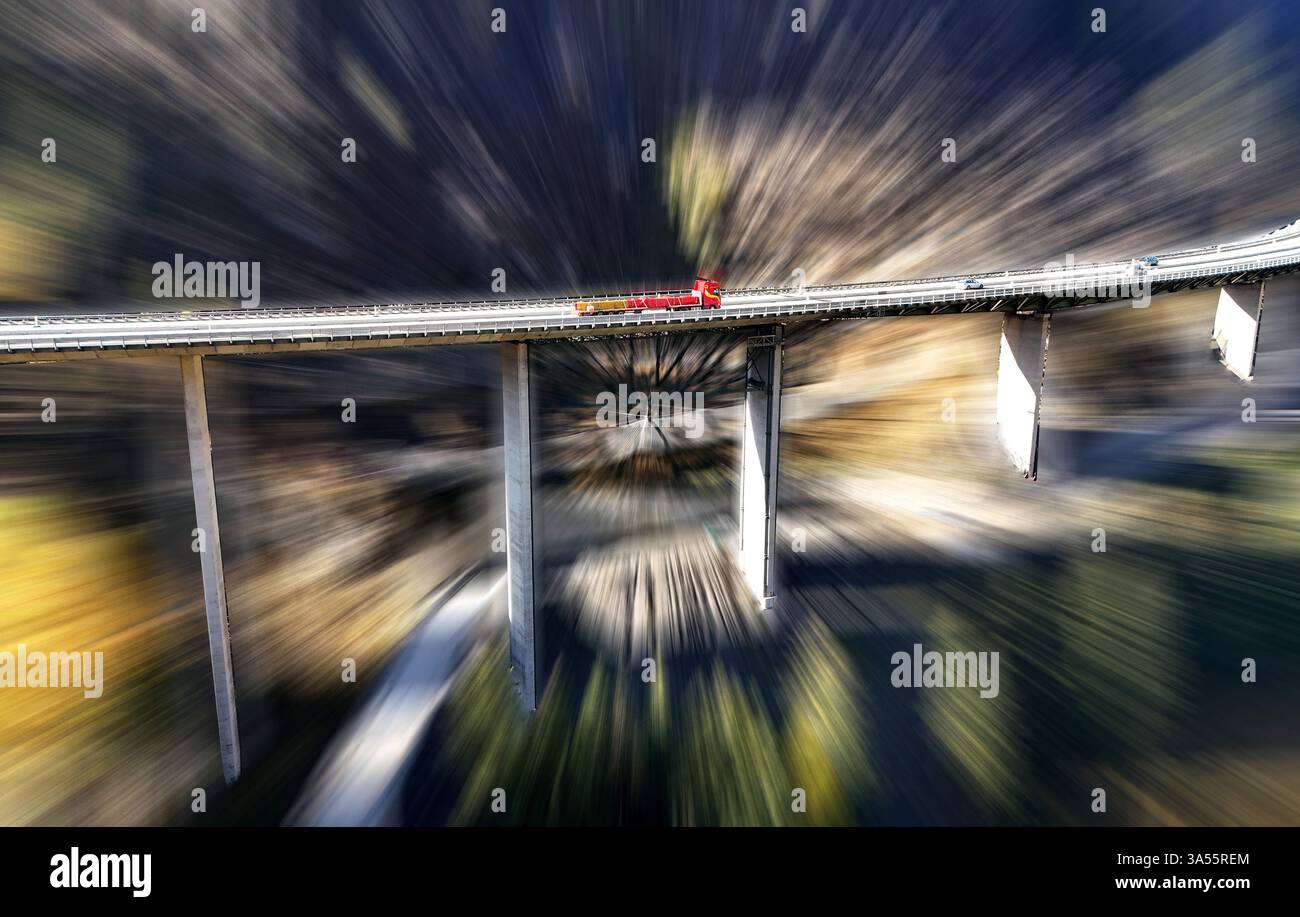 ACHTUNG BILD BEARBEITET Hier der Blick auf die Luegbrücke, die in den ...