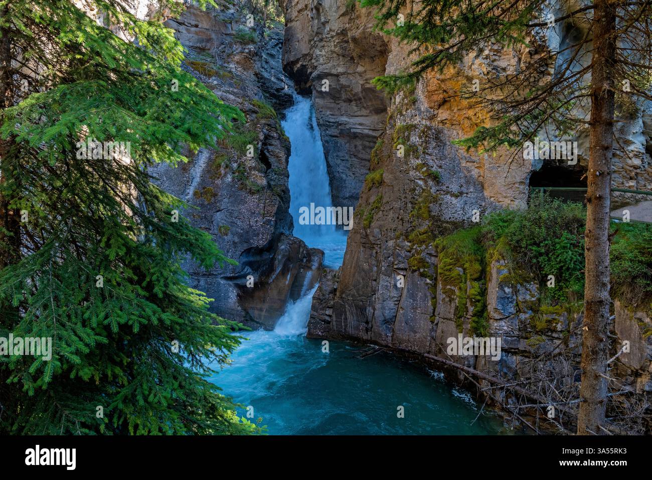 Cascade falls banff national hi-res stock photography and images - Alamy