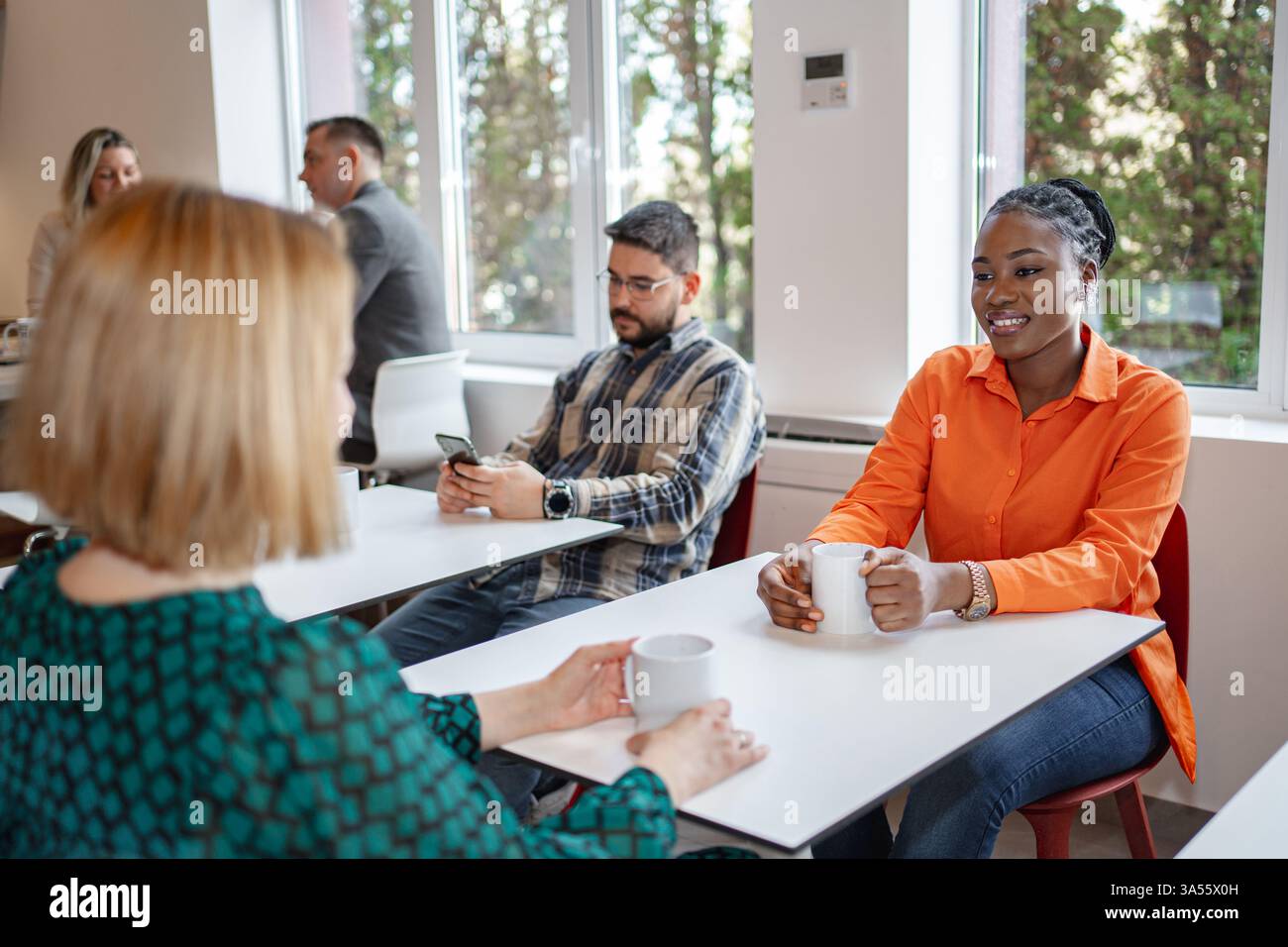Group seated at a table hi-res stock photography and images - Alamy