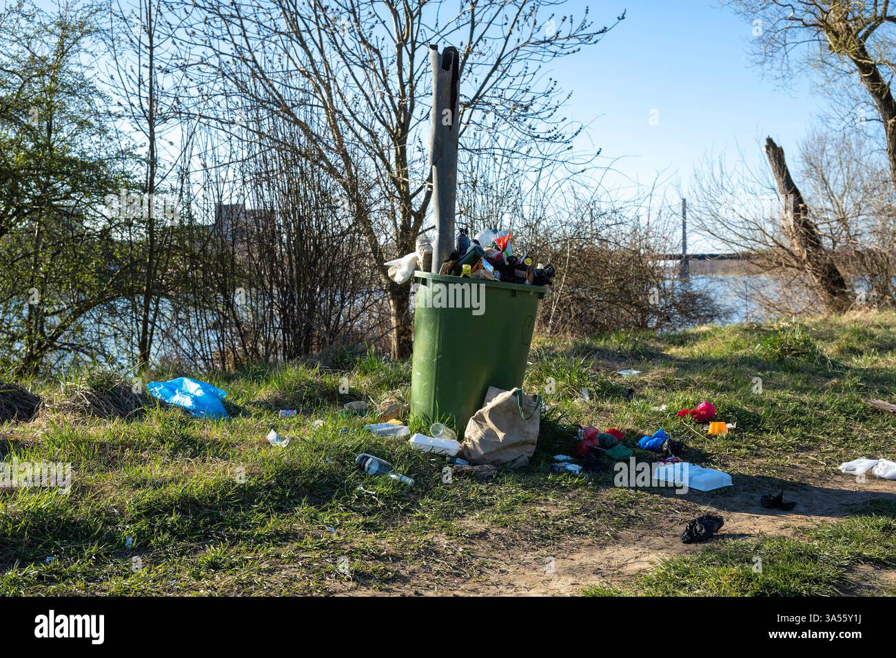 Vermüllung der Landschaft. Mitten im Landschaftsschutzgebiet ...