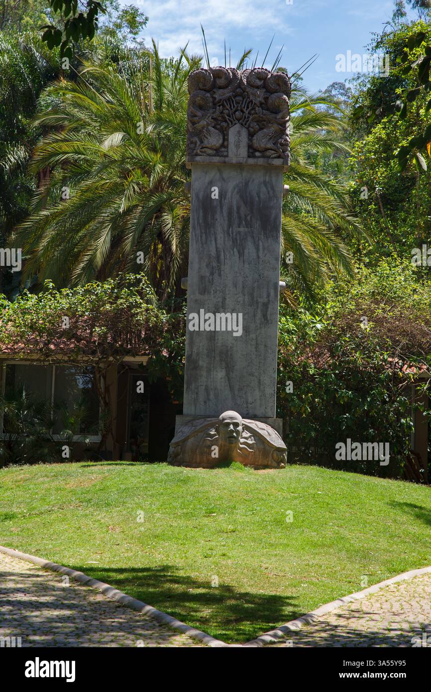 The Gui Tuo Bei sculpture from the chinese artist, Zhang Huan, Inhotim ...