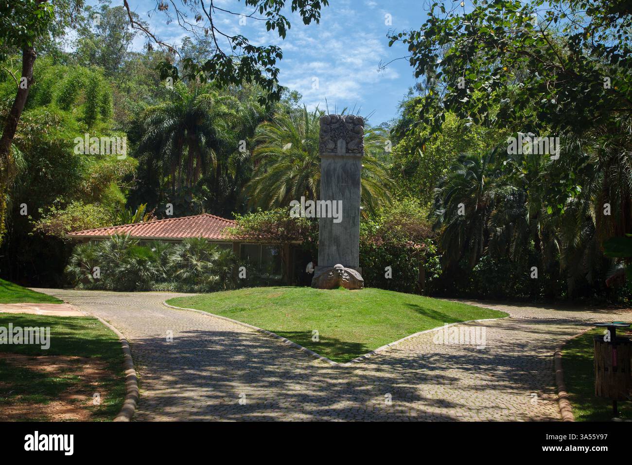 The Gui Tuo Bei sculpture from the chinese artist, Zhang Huan, Inhotim ...