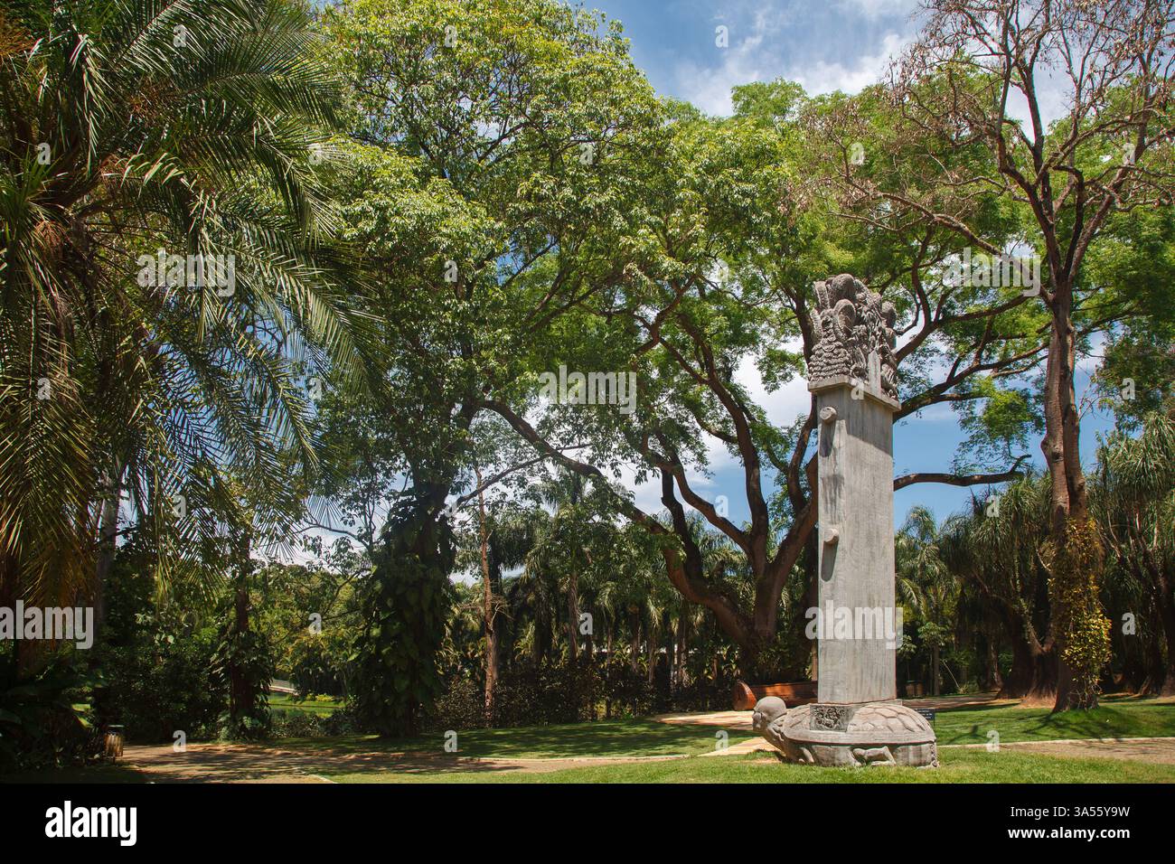 The Gui Tuo Bei sculpture from the chinese artist, Zhang Huan, Inhotim ...