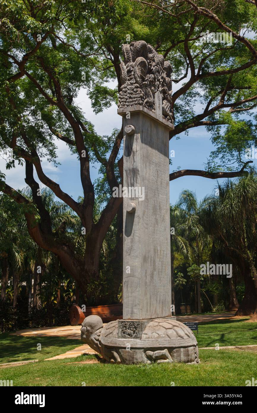 The Gui Tuo Bei sculpture from the chinese artist, Zhang Huan, Inhotim ...