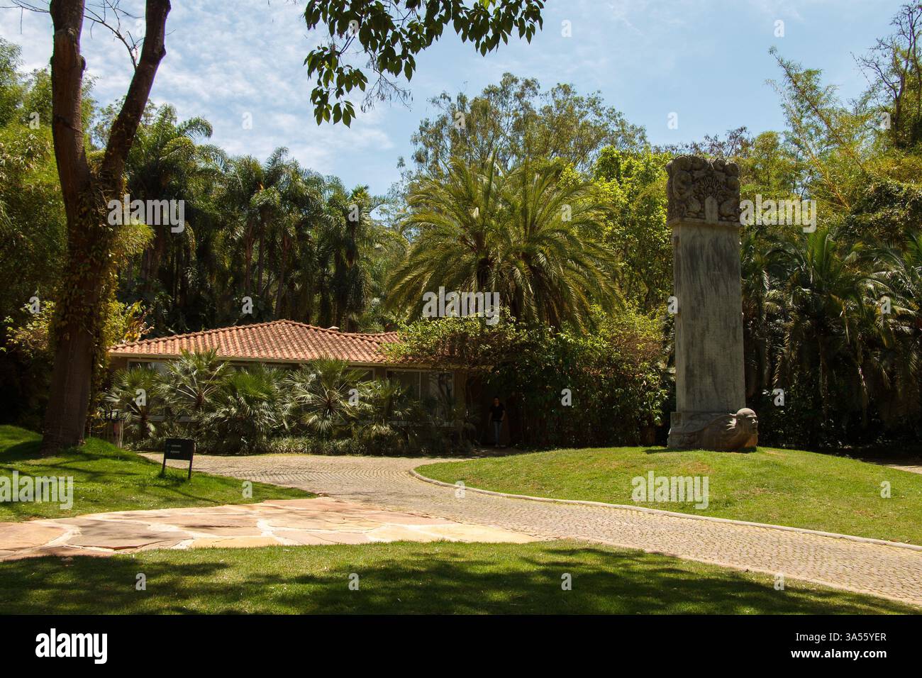 The Gui Tuo Bei sculpture from the chinese artist, Zhang Huan, Inhotim ...