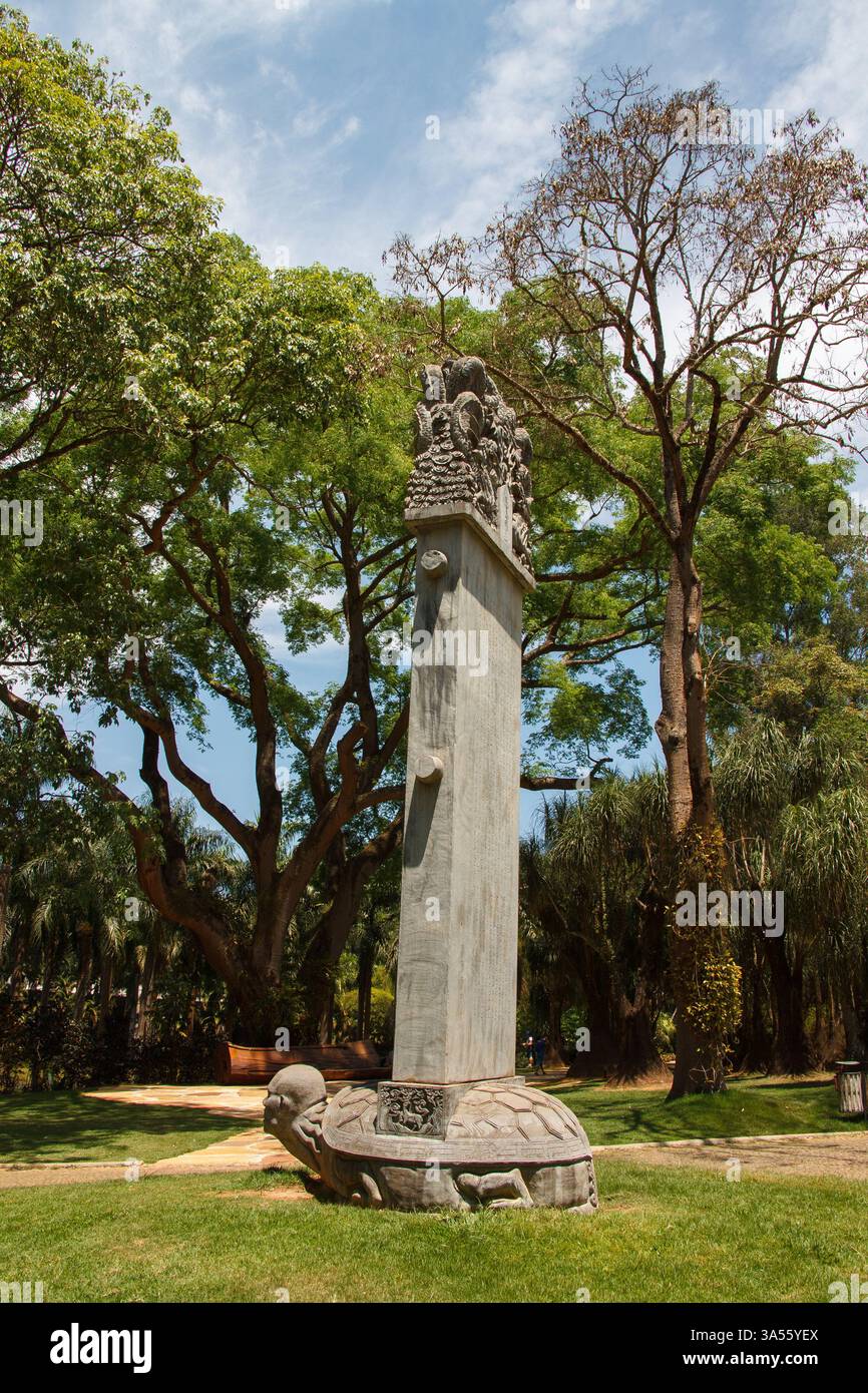 The Gui Tuo Bei sculpture from the chinese artist, Zhang Huan, Inhotim ...