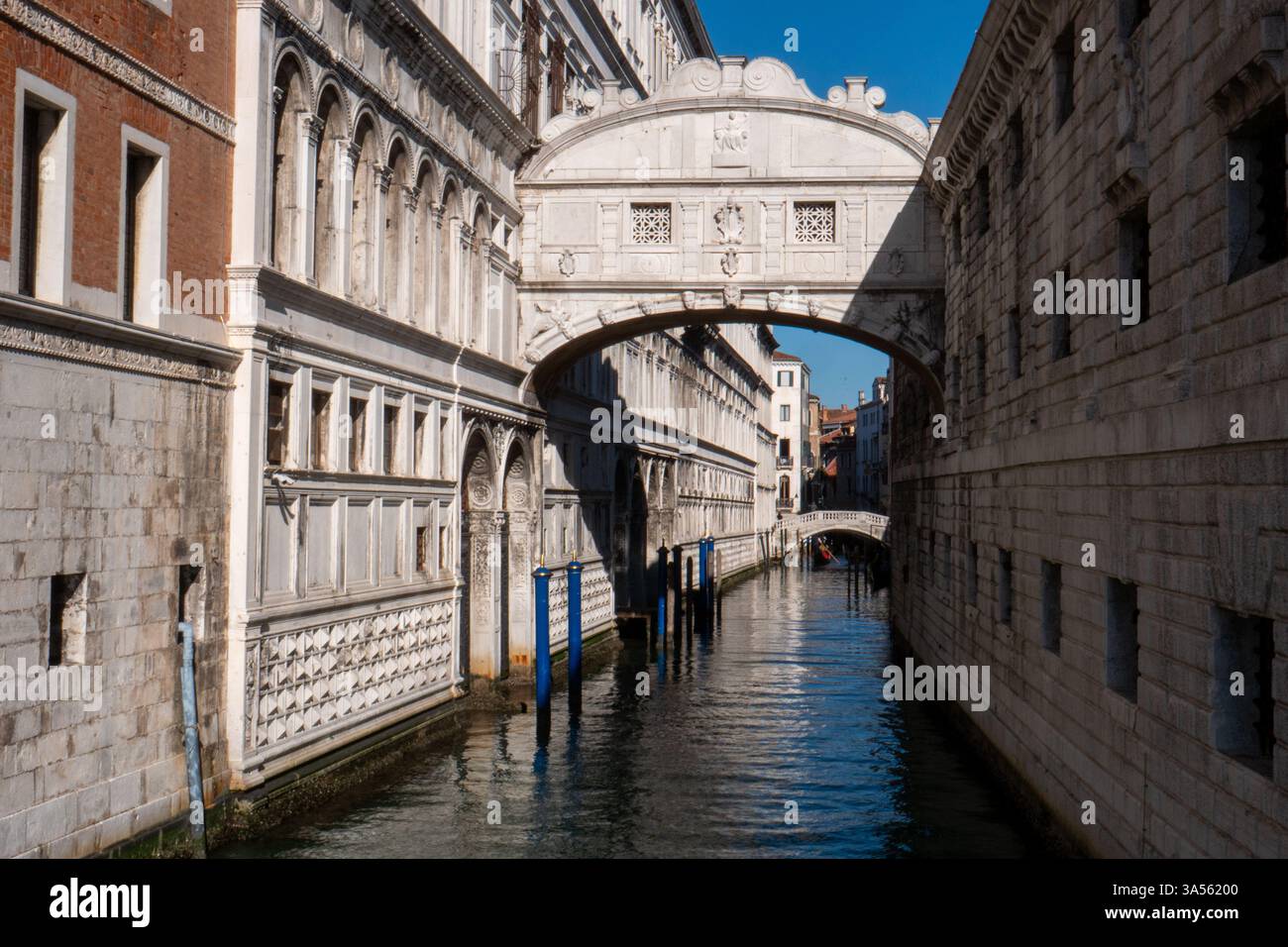 The Ponte dei Sospiri, Bridge of Sighs, an iconic Venetian landmark ...