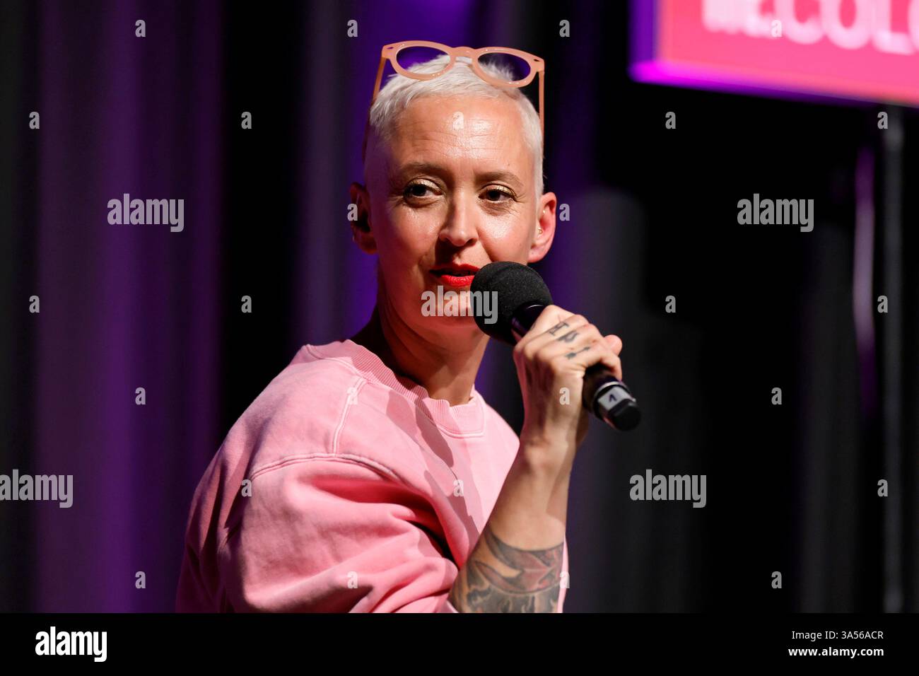 Moderatorin Rebecca Link auf der Lit.Cologne 2025 Veranstaltung MfG ...