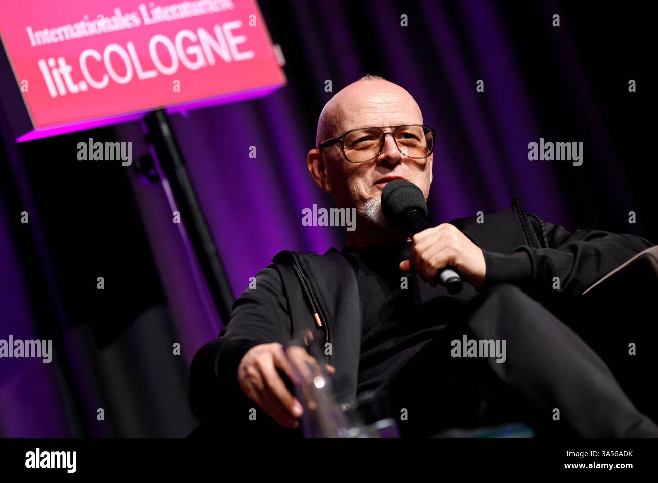 Rapper Thomas D auf der Lit.Cologne 2025 Veranstaltung MfG. Mit ...