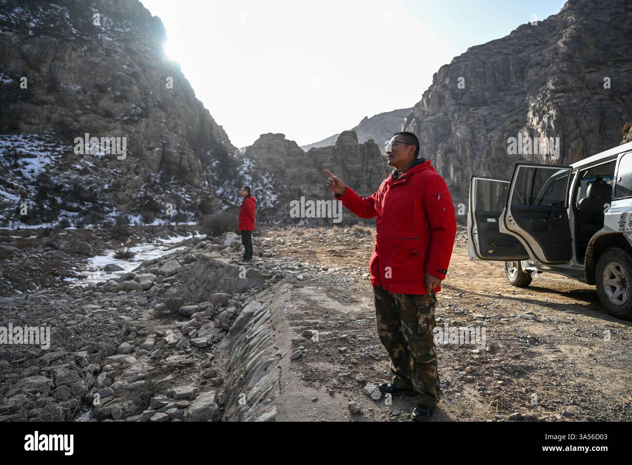 (250321) -- ALXA, March 21, 2025 (Xinhua) -- Li Dong (front) counts the ...