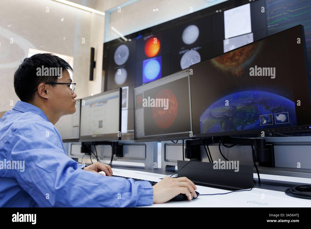 (250321) -- BEIJING, March 21, 2025 (Xinhua) -- A researcher monitors ...