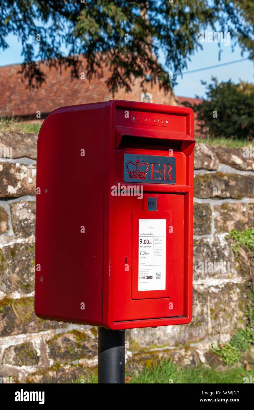 Roadside post box painted hi-res stock photography and images - Alamy