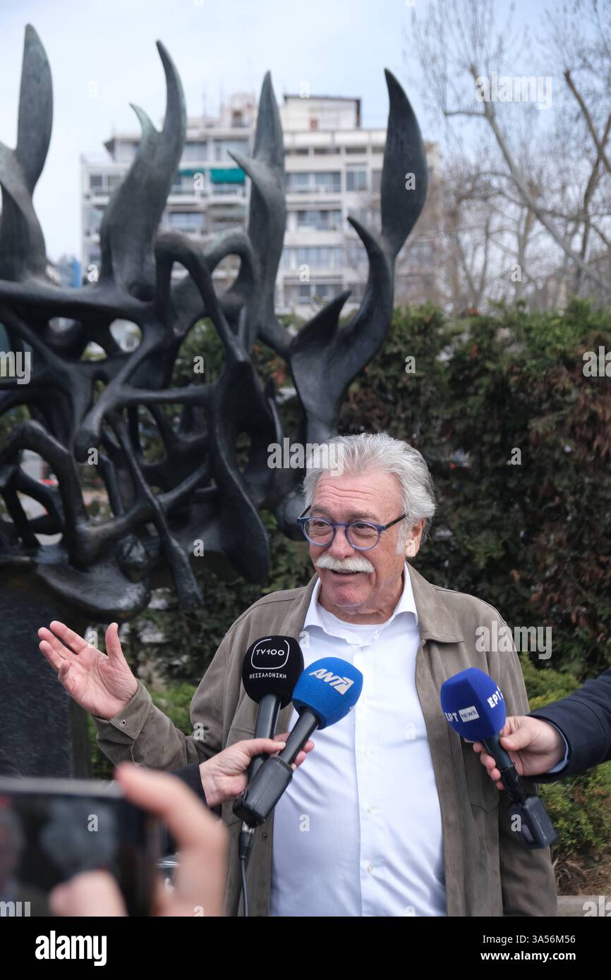 David Saltiel, vor dem Denkmal für die von den Deutschen deportierten ...