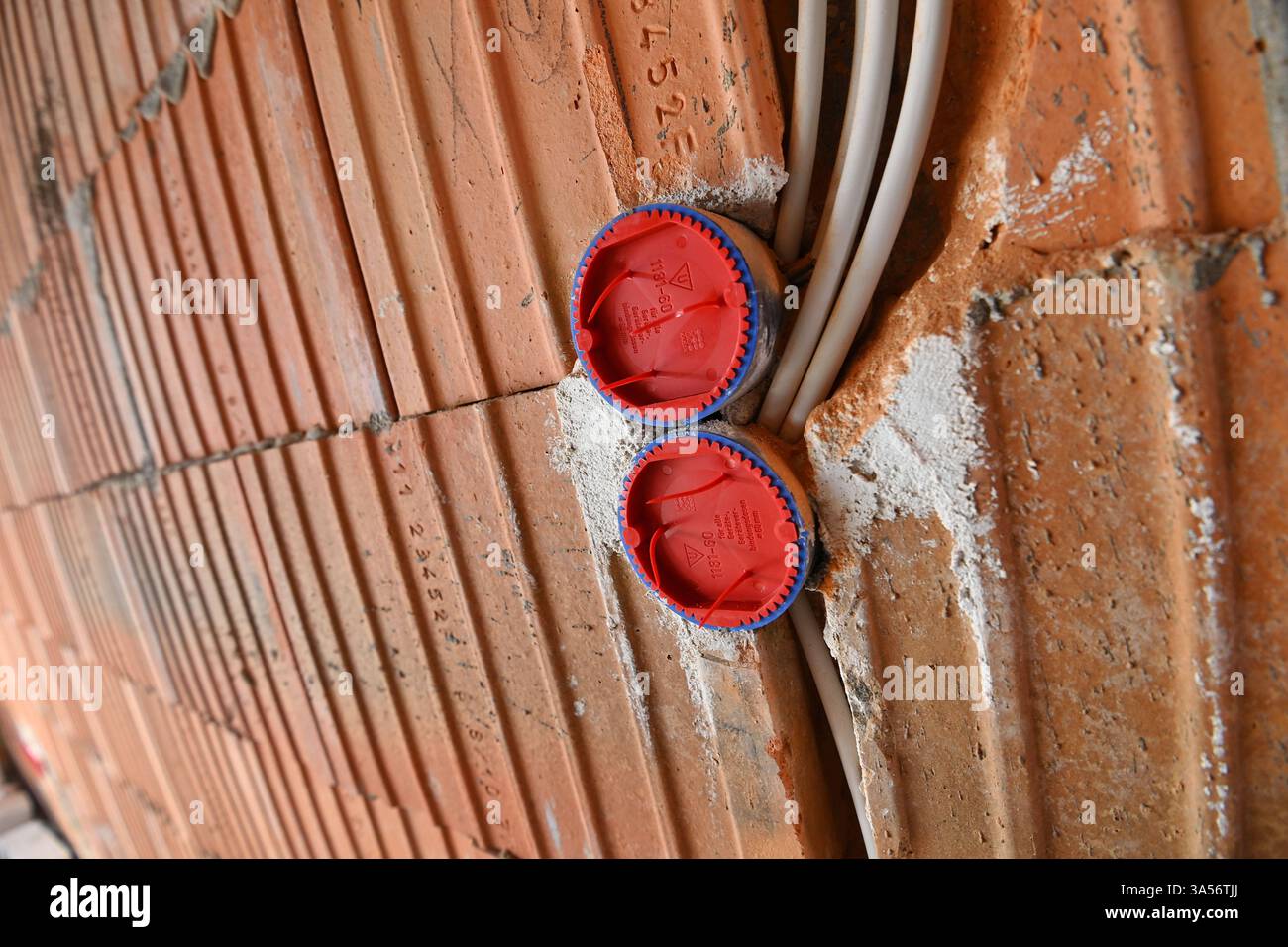Wohnungsbau,Rohbau,Eigentumswohnungen. Elektrik,Strom,elektrische Anschluesse,Stromkabel,Dosen ...
