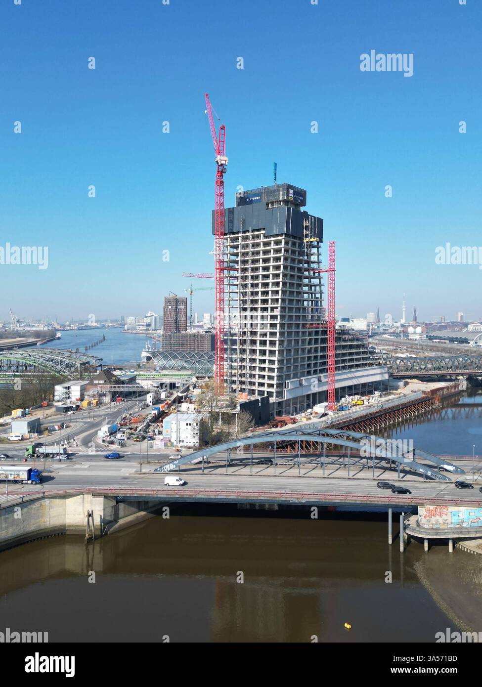 Elbtower an den Elbbrücken, Hamburg 21.3.2025 Norderelbe ...