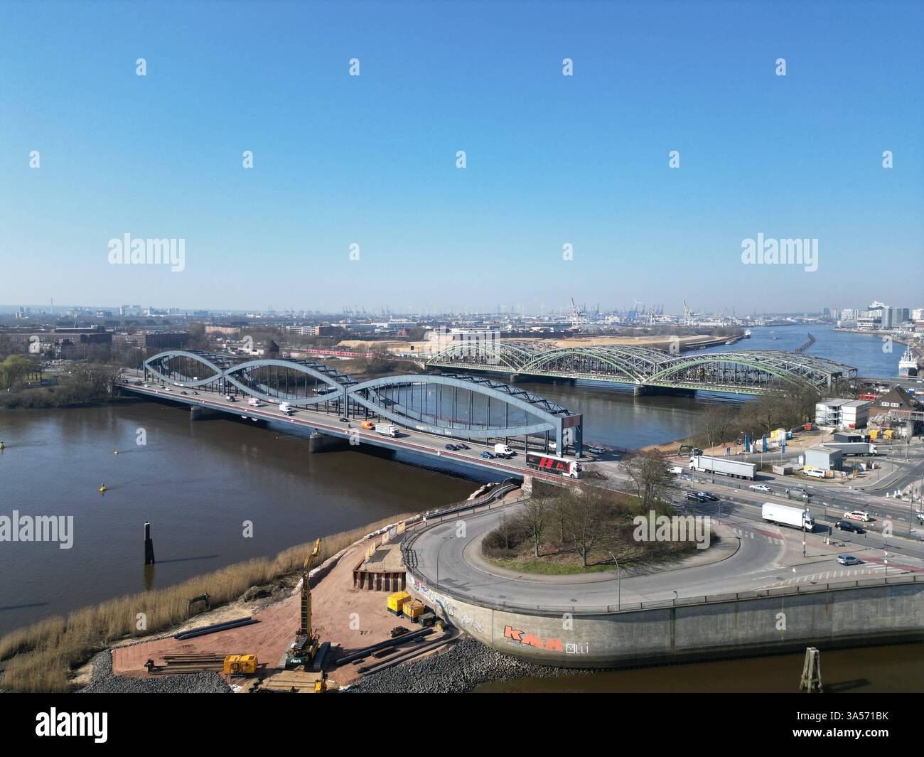 Neue Elbbrücke über die Norderelbe, hinten die Freihafenelbbrücke ...