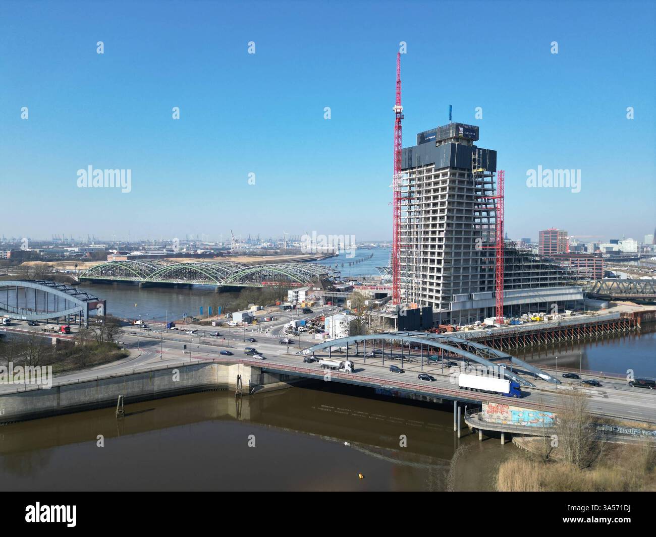 Elbtower an den Elbbrücken, Hamburg 21.3.2025 Norderelbe ...