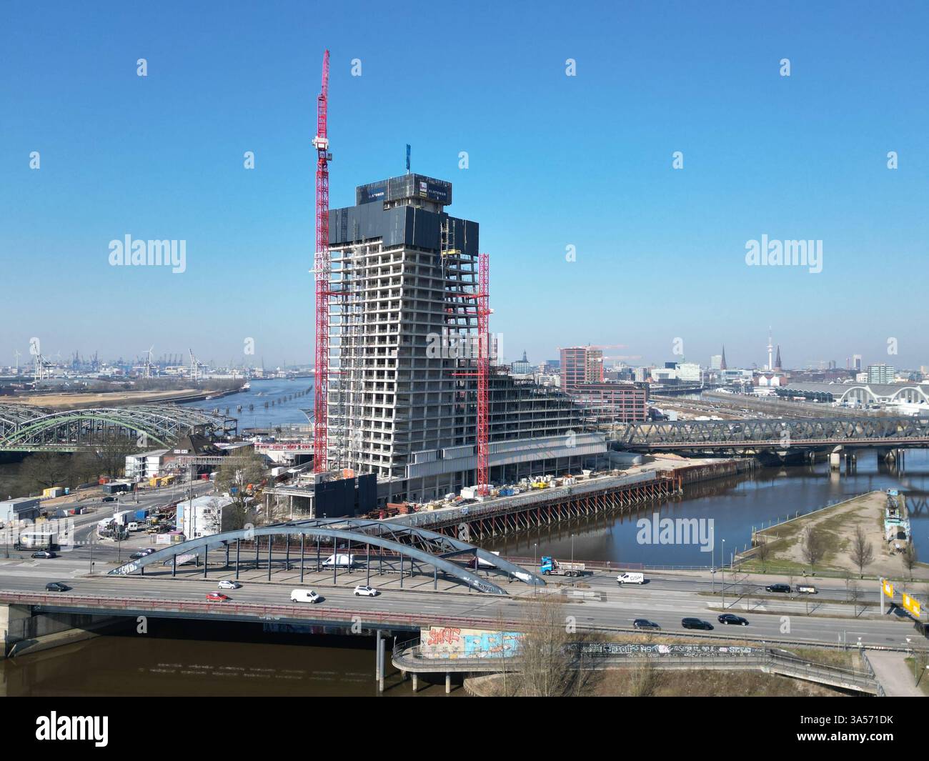 Elbtower an den Elbbrücken, Hamburg 21.3.2025 Norderelbe ...