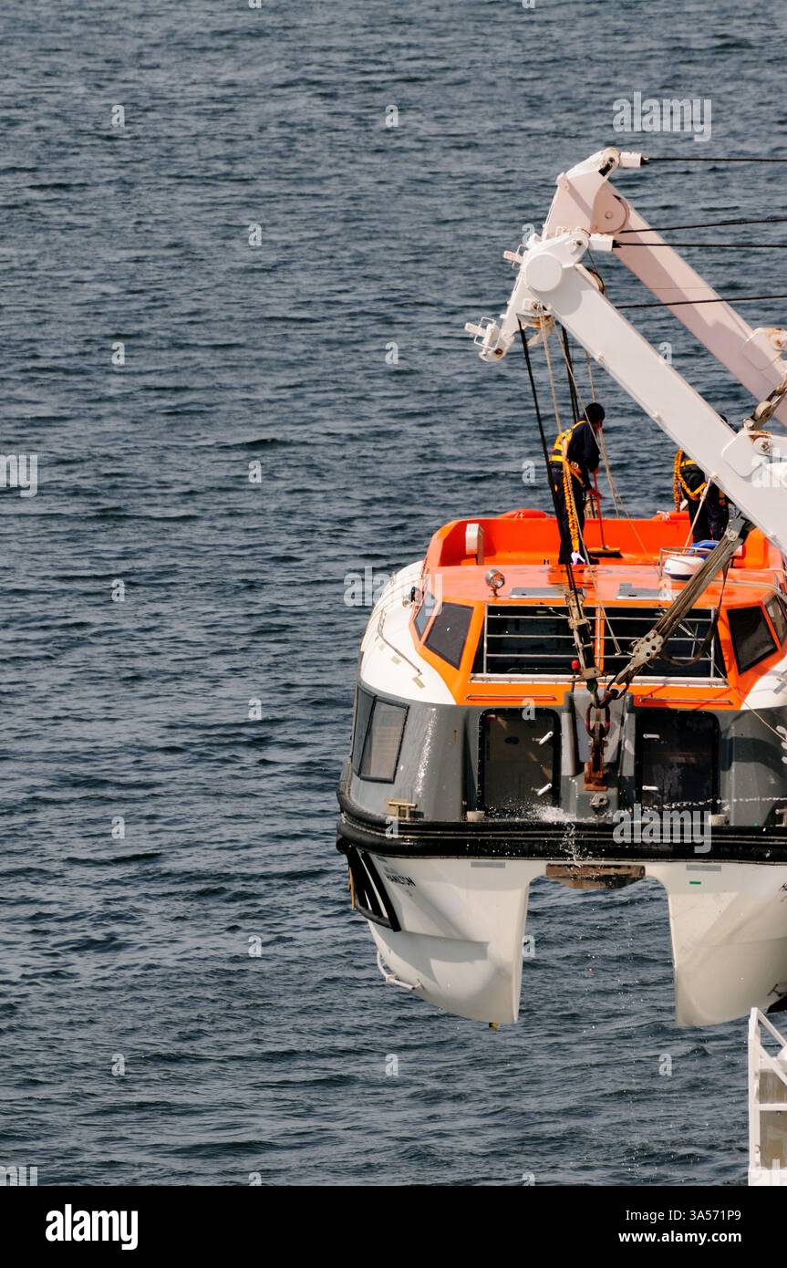 Crew equipment servicing hi-res stock photography and images - Alamy