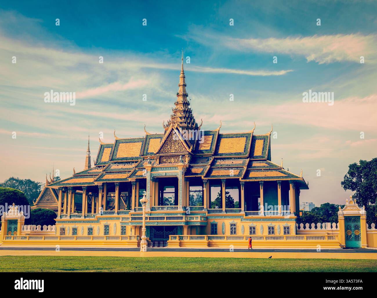 Royal Palace complex in Phnom Penh Stock Photo - Alamy