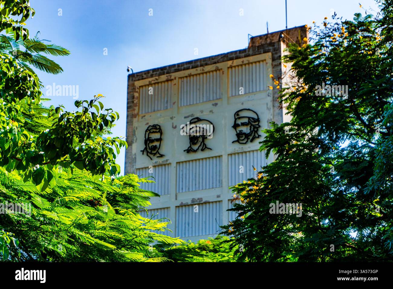 A powerful image of the mural featuring Cuban Revolution heroes at ...